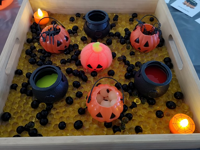 Bac sensoriel Halloween : orange et noir – Ma vie trépidante de maman