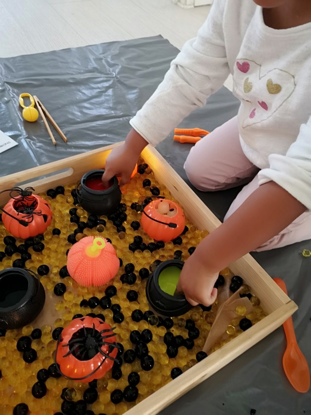Bac sensoriel Halloween : orange et noir – Ma vie trépidante de maman