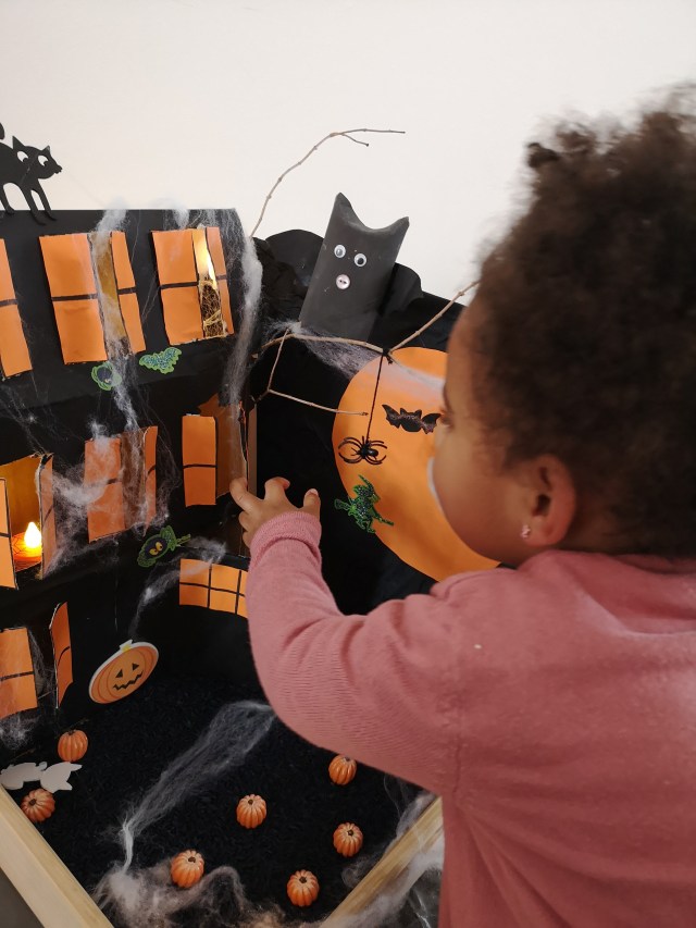 Bac sensoriel Halloween : La maison hantée – Ma vie trépidante de maman